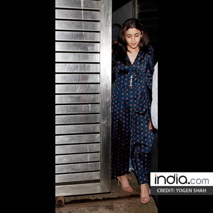 Zoya Akhtar parties with close pals Shah Rukh Khan, Alia Bhatt, Ranbir ...