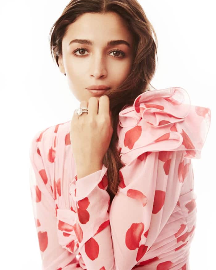 Preggers Alia Bhatt's Flaunts Huge Wedding Ring While Posing On Set Of ...