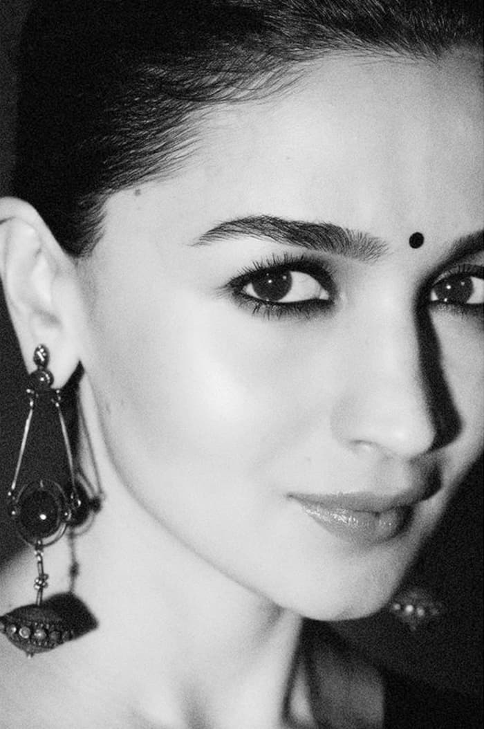 Alia Bhatt Spreads Her 'Rani-Glam' With Black Saree, Bindi, And Jhumkas ...
