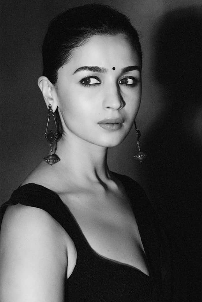 Alia Bhatt Spreads Her 'Rani-Glam' With Black Saree, Bindi, And Jhumkas ...