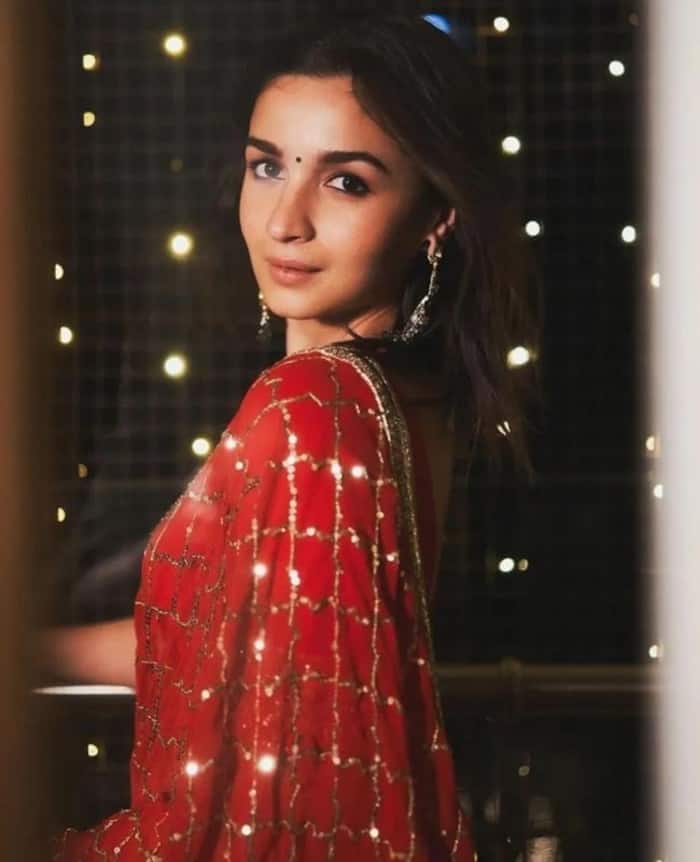 Alia Bhatt Channels 'Rani Chatterjee' Vibes in Stunning Red Lehenga ...