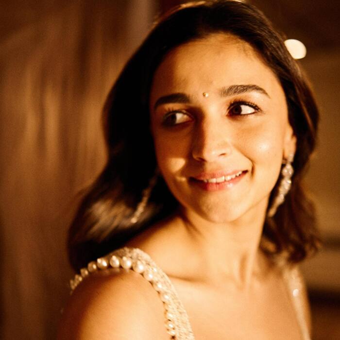 Alia Bhatt Proves That 'Woh Chaand Thi Aur Rahegi' in Dusty Pink Pearl ...