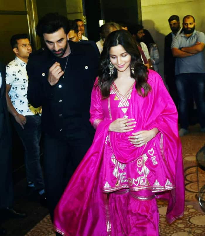 Alia Bhatt Brings Stuns in 'Baby-on-Board' Pink Outfit at Brahmastra ...