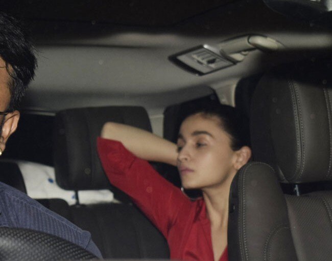 Alia Bhatt ties her hair as she is spotted at Ranbir Kapoor's father ...