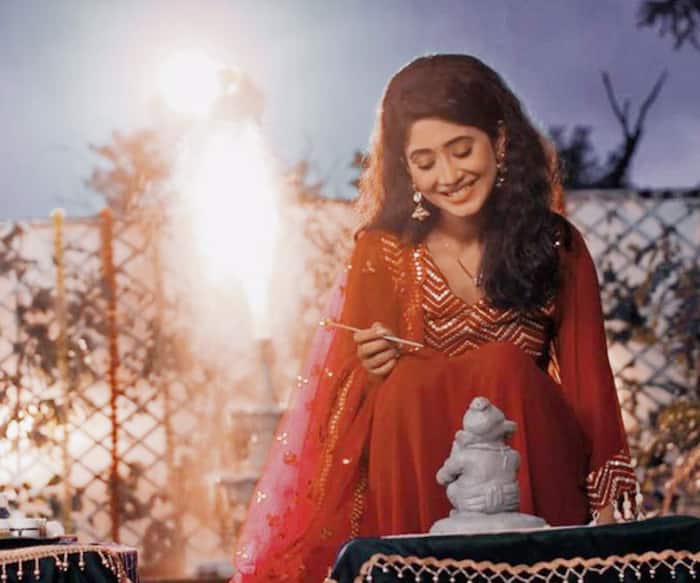 Yeh Rishta Kya Kehlata Hai Couple Sirat And Kartik Look Drenched in ...