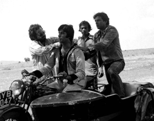 Amitabh Bachchan and Dharmendra’s behind the scenes still from Sholay
