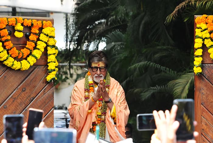 Amitabh Bachchan's 81st Birthday: Megastar Greets Fans Outside Jalsa - Pics