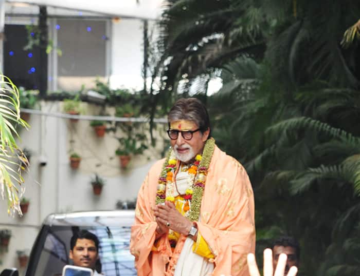 Amitabh Bachchan's 81st Birthday: Megastar Greets Fans Outside Jalsa - Pics