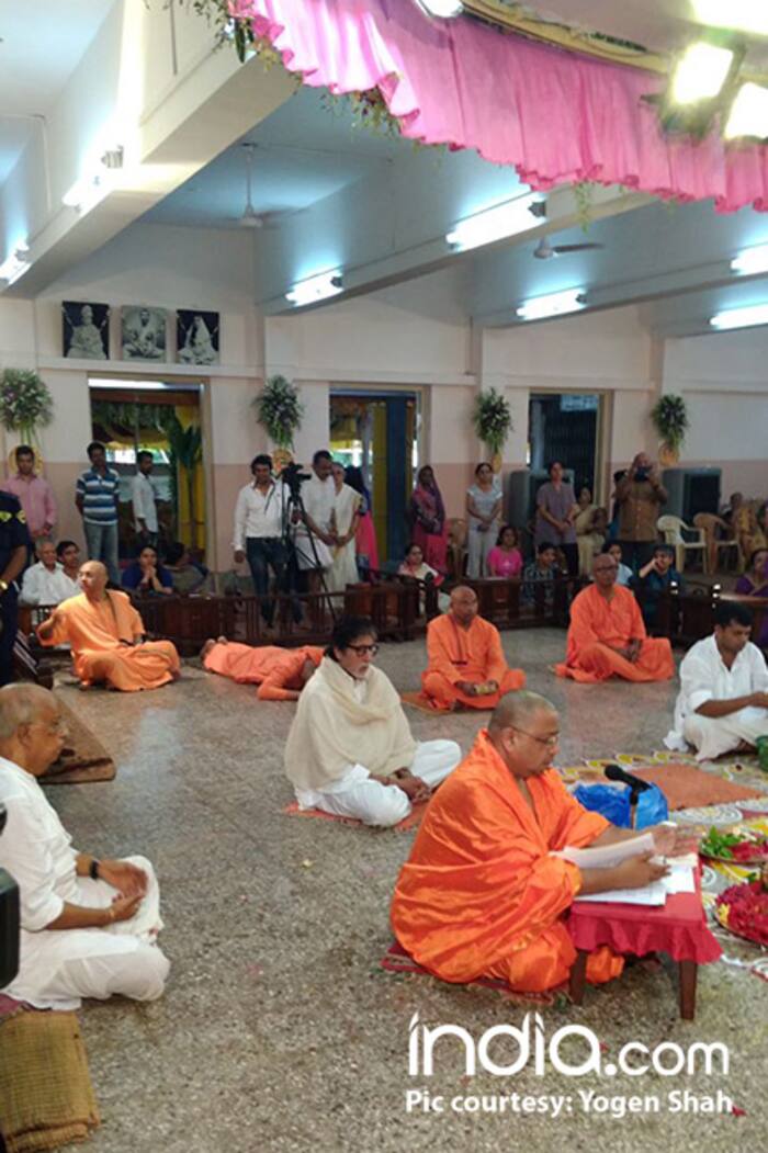 Amitabh Bachchan, Sushmita Sen, Kajol celebrate Durga Pooja in Mumbai!