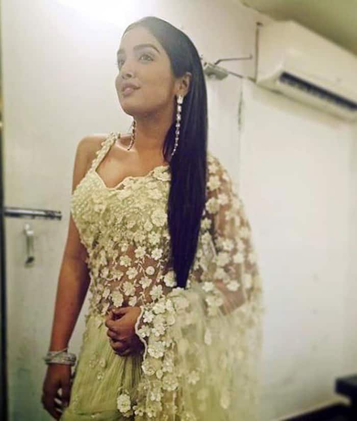 Amrapali Dubey Looks Sizzling Hot in Blue Choli And Floral Lehenga as ...