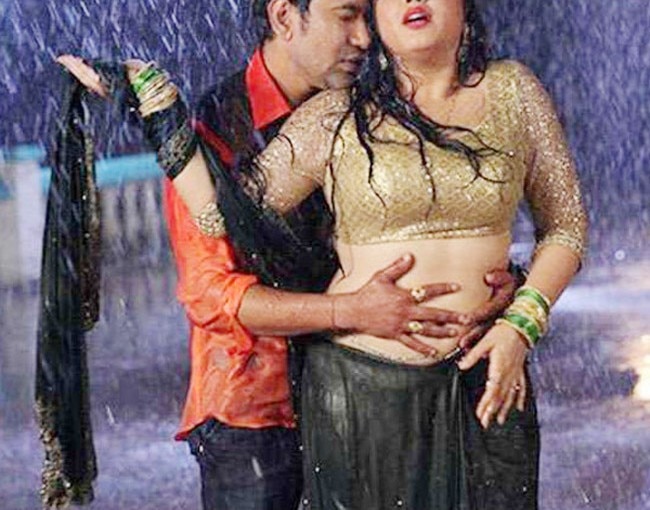 Amrapali Dubey, Nirahua’s Sets Temperature Soaring in Seductive Dance