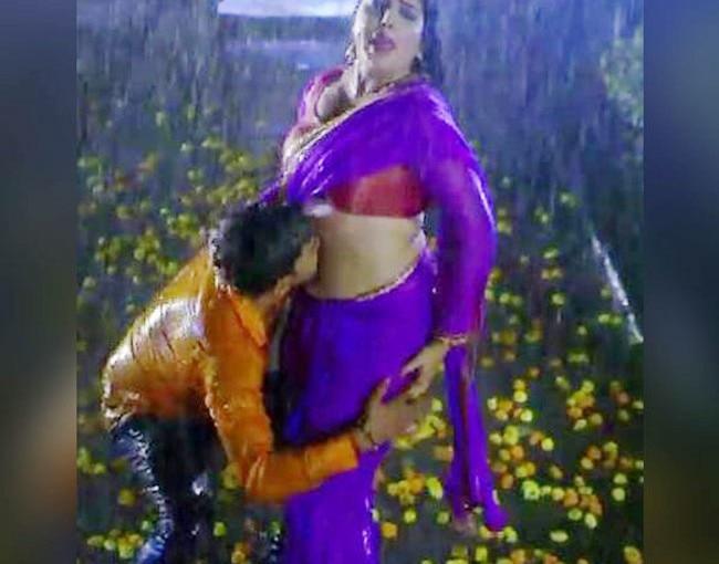 Amrapali Dubey, Nirahua’s Sizzling Dance Moves