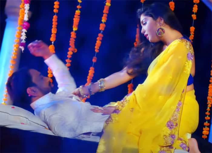 Bhojpuri Sensation Amrapali Dubey’s Steamy Dance Moves With Nirahua Aka Dinesh Lal Yadav Are Too ...