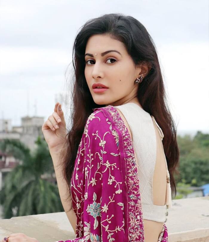Actor Amyra Dastur Wears Beautifully Printed Pink Saree With Backless ...