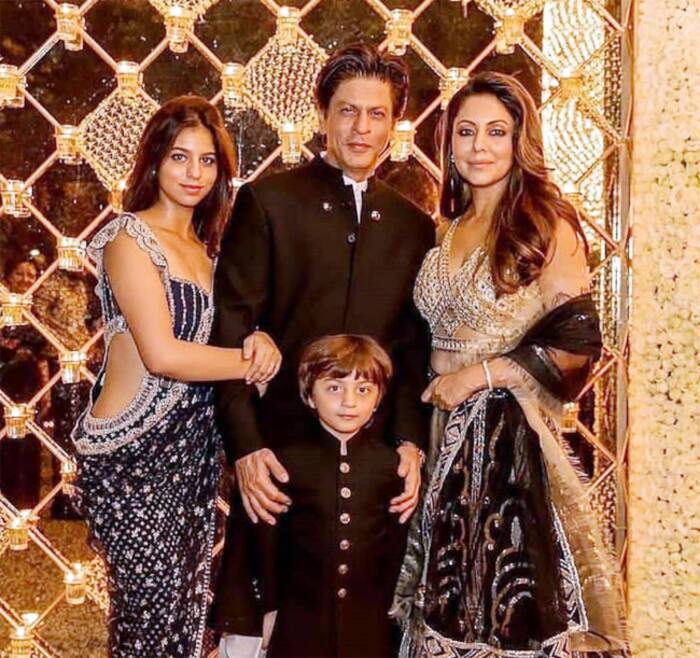 Suhana Khan's Mirror Selfie Goes Viral; Can You Spot The ATM Card in it?
