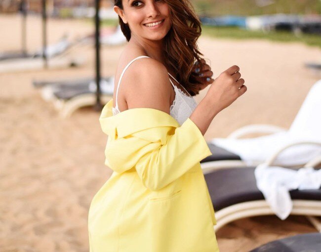 Anita Hassanandani Raises Mercury With Her Hot Look in a Bright Yellow ...