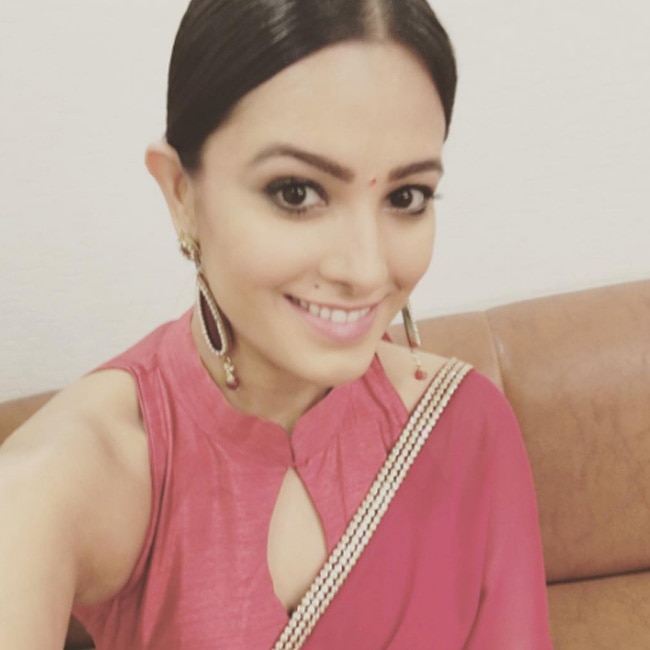 Anita Hassanandani In Collar Neck Blouse