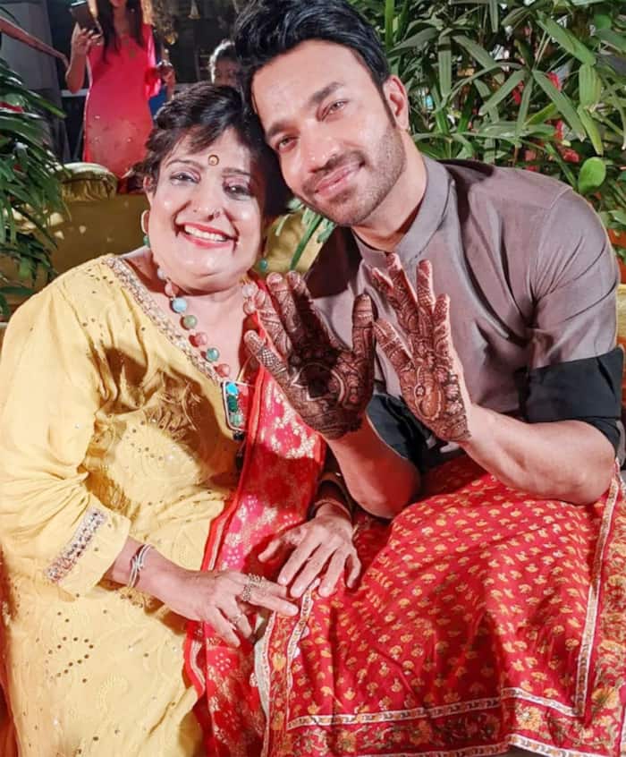 Inside Ankita Lokhande and Vicky Jain's Mehendi Ceremony With Dhol, DJ ...