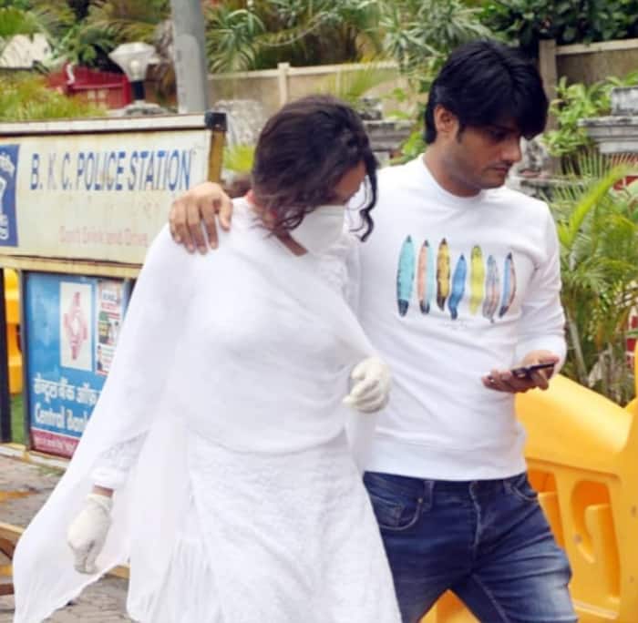 Ankita Lokhande can be seen shocked and devastated with the death news