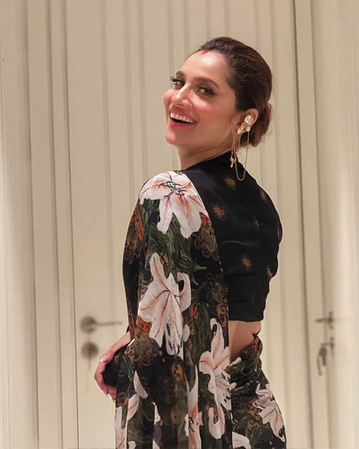 Ankita Lokhande Flaunts Sindoor at Awards Show With Her Floral Black ...