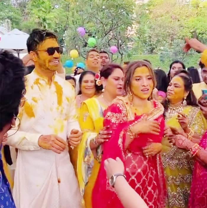 Ankita Lokhande Wears Red Sharara Suit For Haldi Ceremony, Actor And Vicky Jain Look Head Over ...