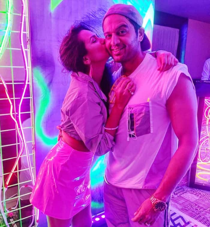 Anupamaa Fame Anuj Kapadia aka Gaurav Khanna Kisses His Wife Akaksha ...