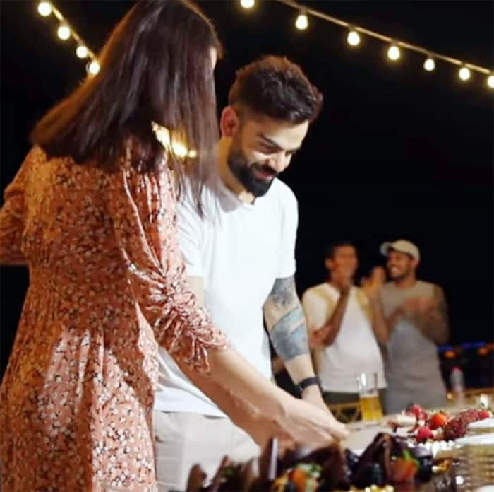 Anushka Sharma And Virat Kohli Cut Cake, Celebrate Their Pregnancy With ...