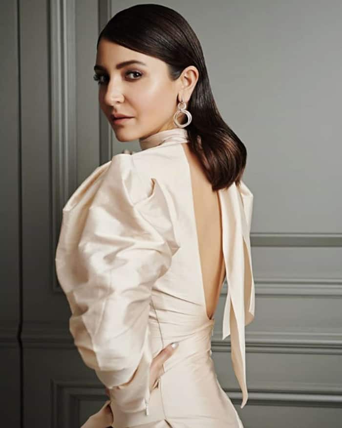 Anushka Sharma Makes Style Statement in Thigh-High Slit Gown at The 6th ...