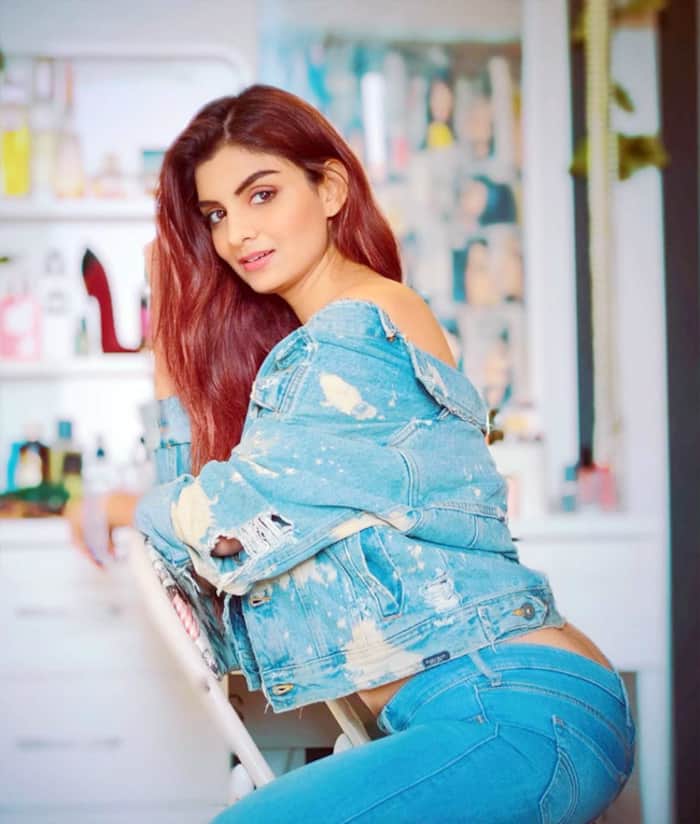 Amid COVID 19 lockdown, Anveshi Jain tries to entertain fans with hot ...