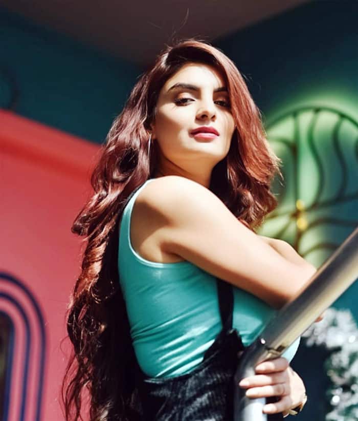 Anveshi Jain sizzles in monochrome dress