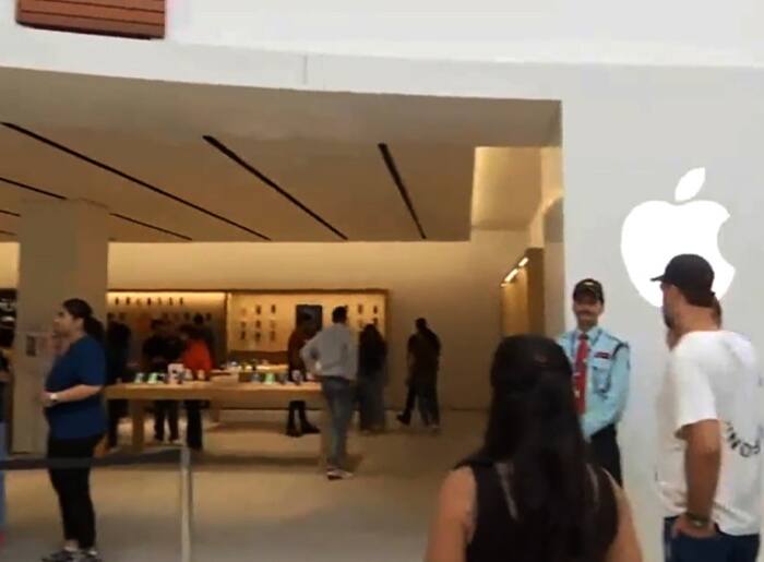 Apple iPhone 15 Series First Sale: Long Queues of People Outside Delhi ...