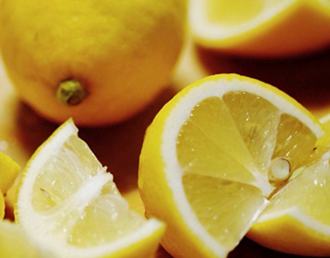 Apply Lemon and Glycerin pack on your face to remove sun tan