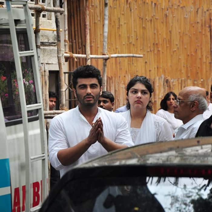 Arjun Kapoor pays last respect to grandmother Sattee Shourie, celebs ...