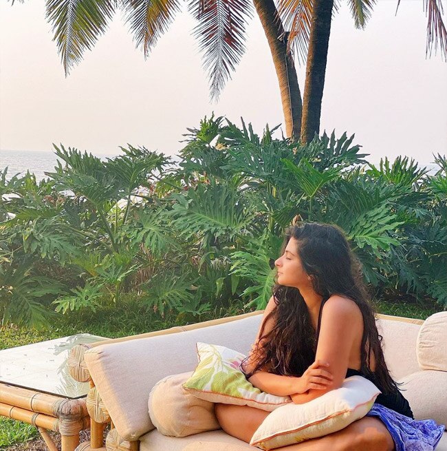 Arjun Kapoor Malaika Arora have fun on Holi with Rhea Kapoor Karan Boolani