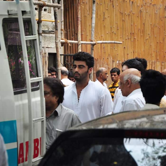Arjun Kapoor pays last respect to grandmother Sattee Shourie, celebs ...