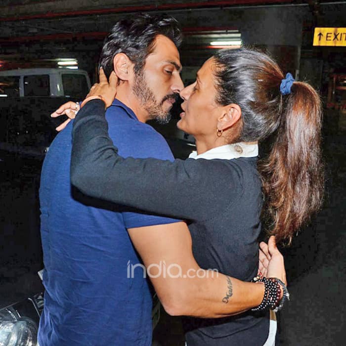 Arjun Rampal welcomes wife Mehr Jesia with a romantic kiss at the ...