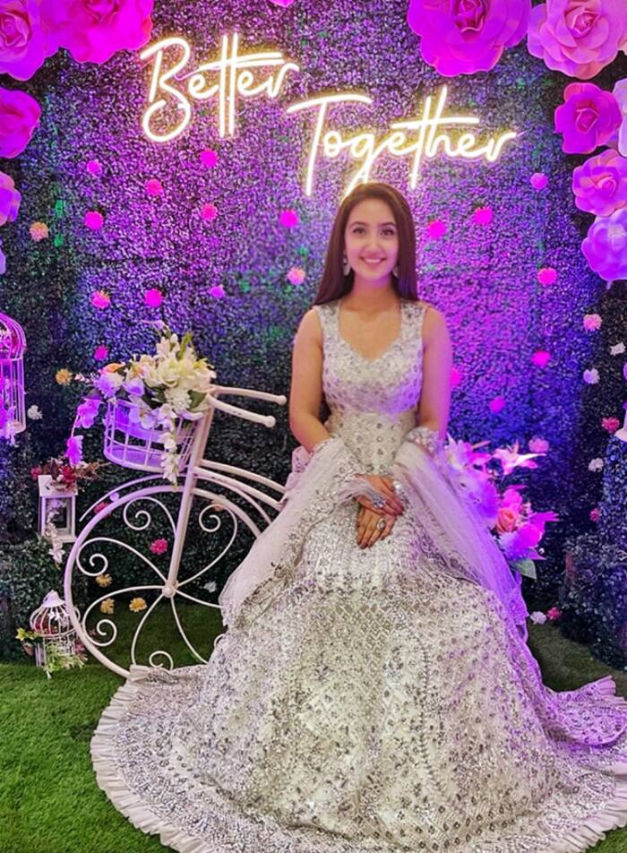 Ashnoor Kaur Ditches Her Patiala Babes Look To Ace Glamarous Silver ...