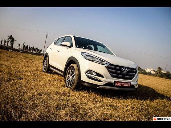 The side profile of the new Tucson flaunts a sloping roofline that ...