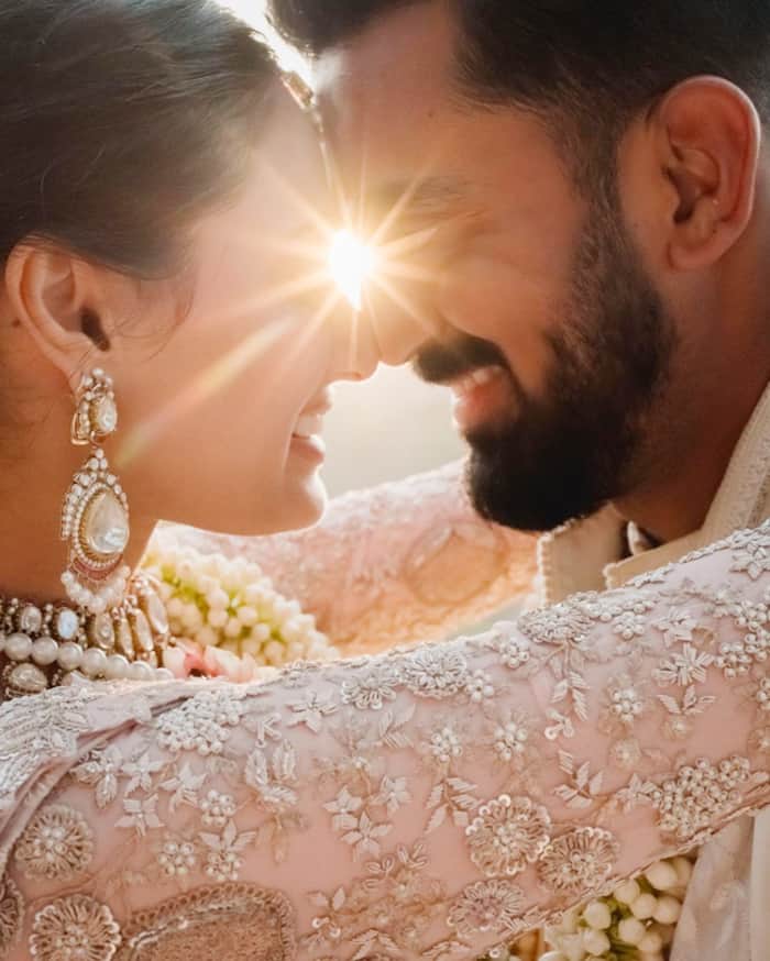 Athiya Shetty and KL Rahul pose making cute gestures infront of paps