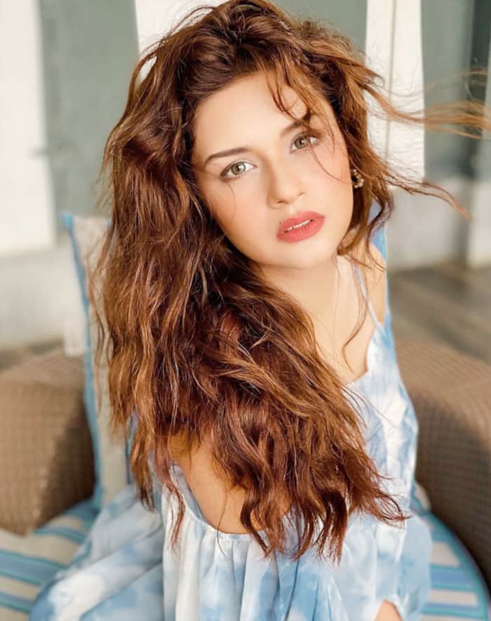 Avneet Kaur Flaunts Her Midriff Abs