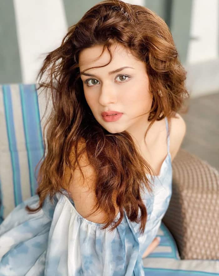 Avneet Kaur Flaunts Her Midriff Abs