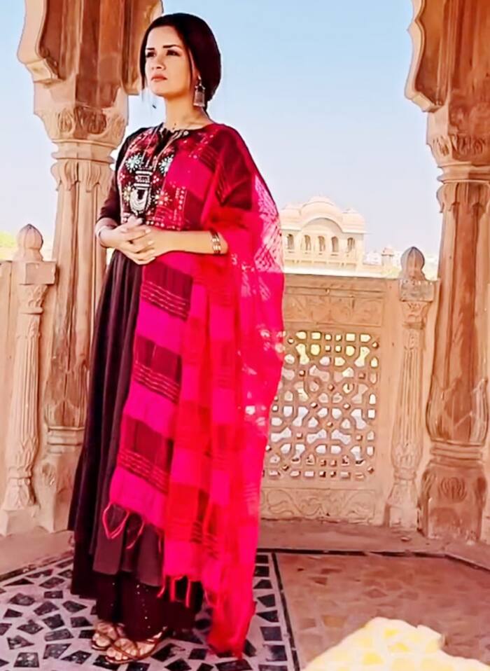 Avneet Kaur Flaunts Her Traditional Look