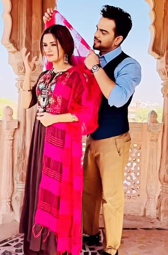 Avneet Kaur Flaunts Her Traditional Look
