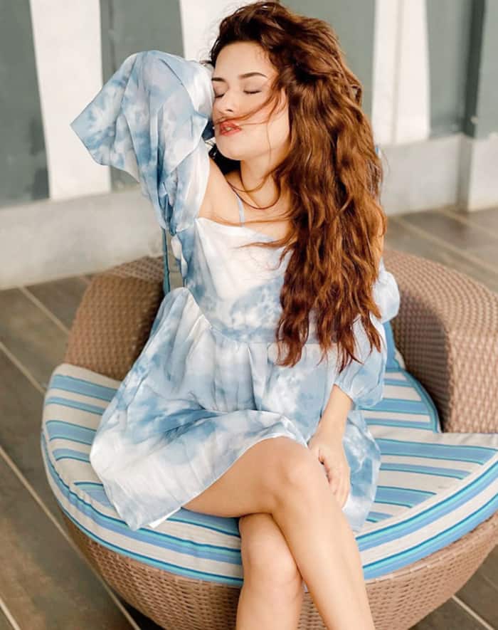 Avneet Kaur Flaunts Her Midriff Abs