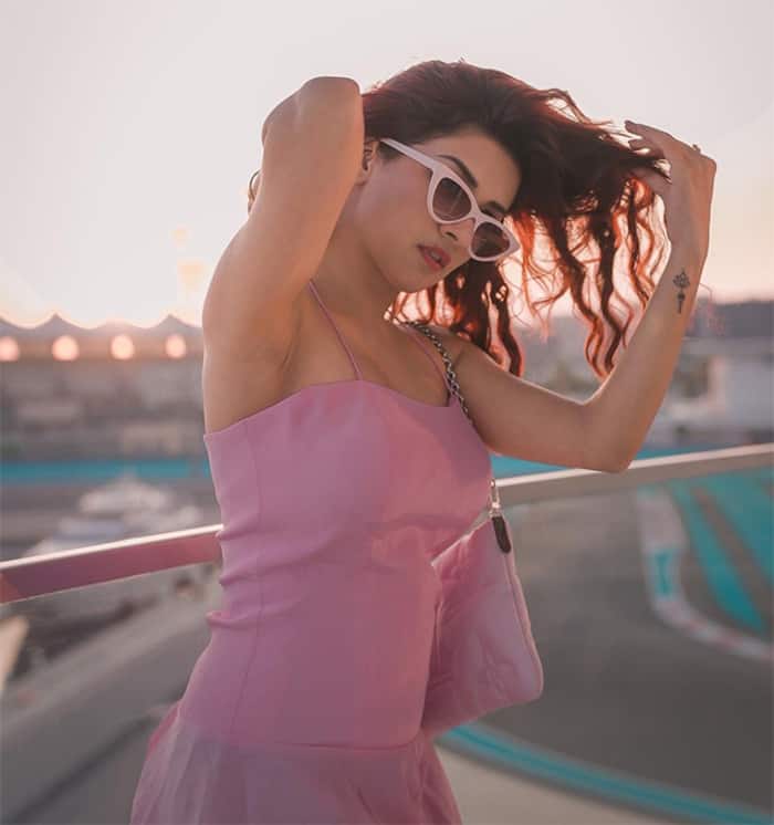 Avneet Kaur Stuns in a Pretty Pink Dress With Gorgeous Abu Dhabi Sunset ...