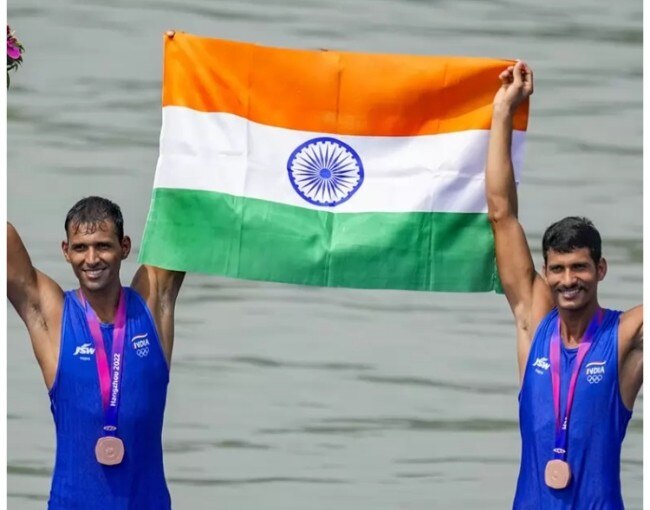 Babu Lal Yadav and Lekh Ram wave the Indian tricolour after winning ...