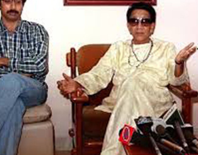 Bal Thackeray clicked with son Uddhav Thackeray