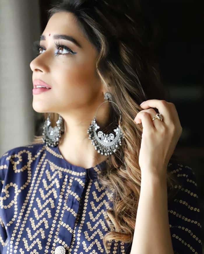Tina Datta Looks so Graceful in Her Latest Blue Traditional Outfit ...