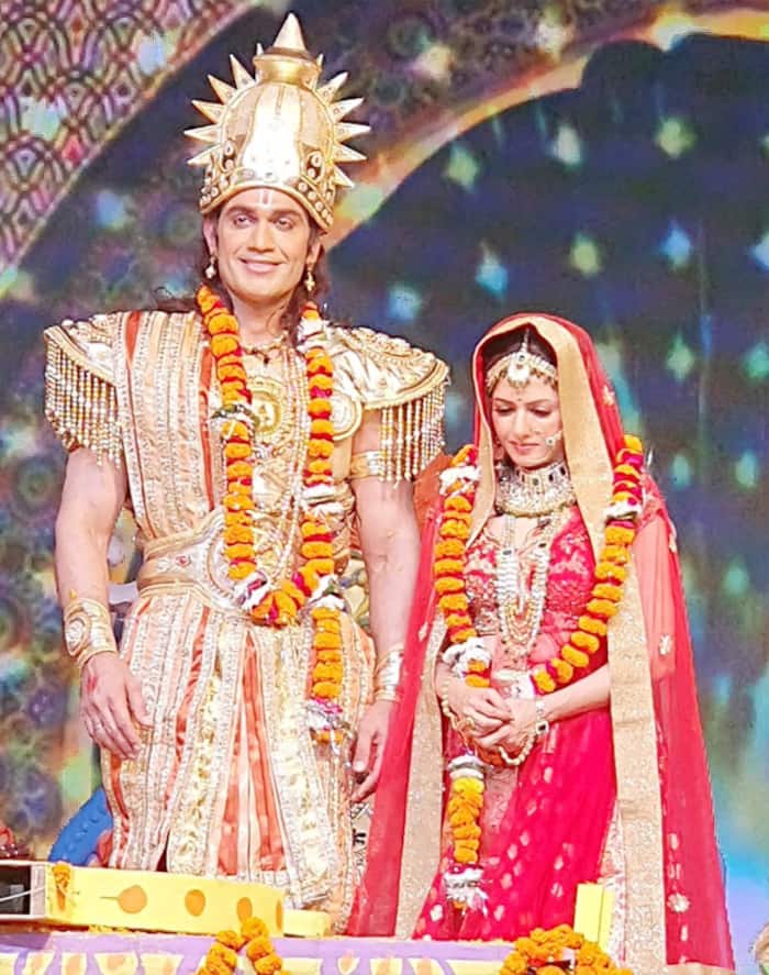 Bhagyashree Looks Divine, Dresses up as Sita in Ayodhya's Famous Ram ...