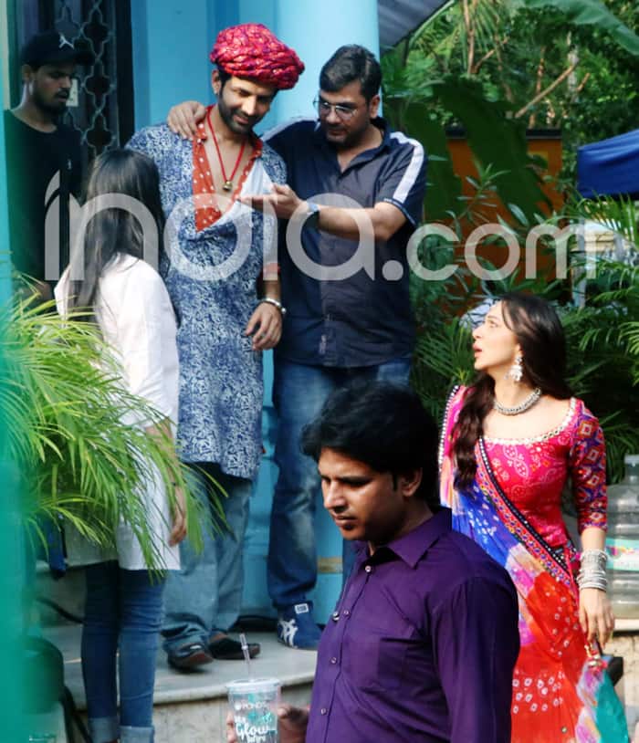 Kartik Aaryan Kiara Advani Twin in Gujarat Traditional Outfits